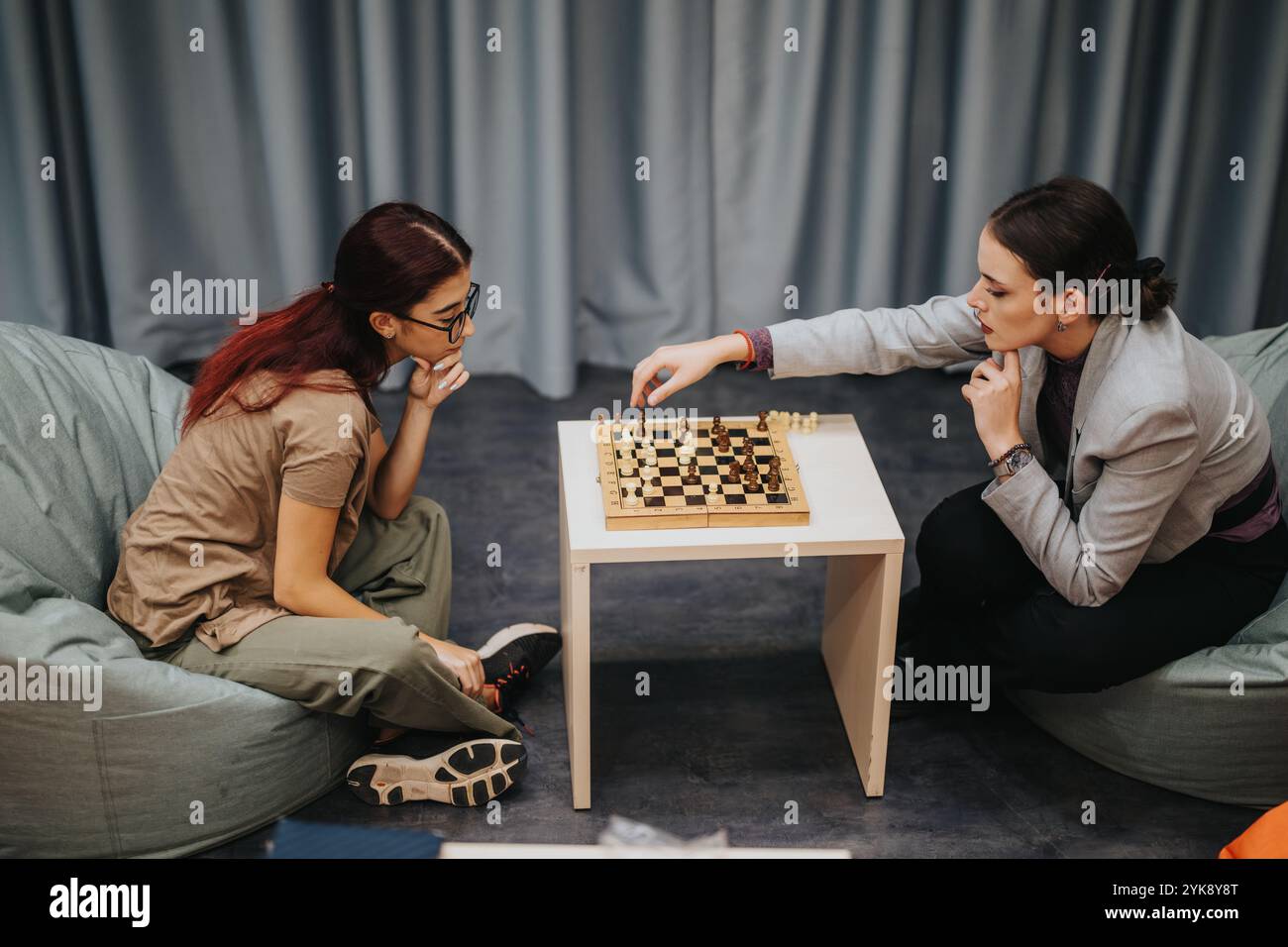 Women chess match hi-res stock photography and images - Alamy