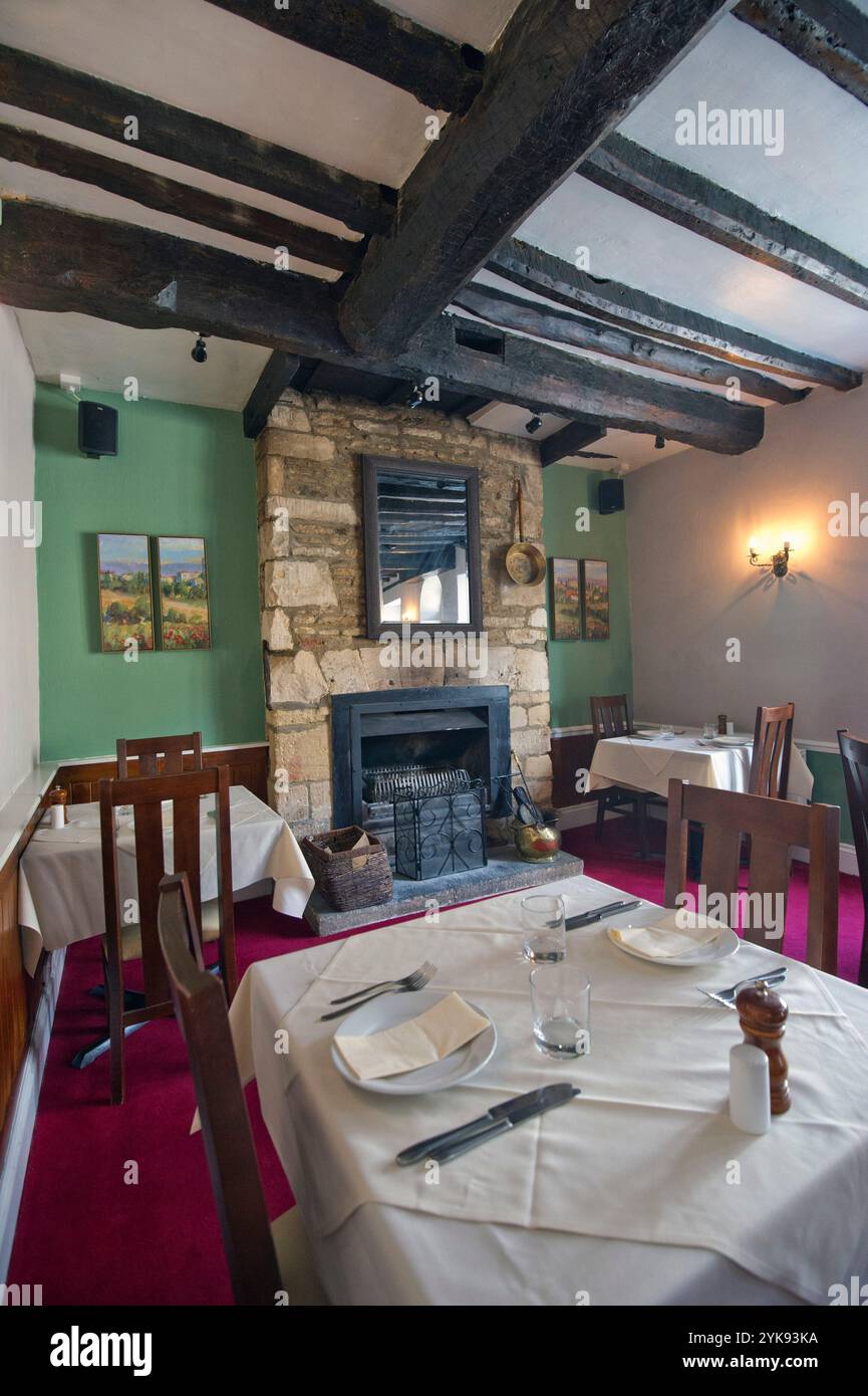 Lechlade pub hi-res stock photography and images - Alamy