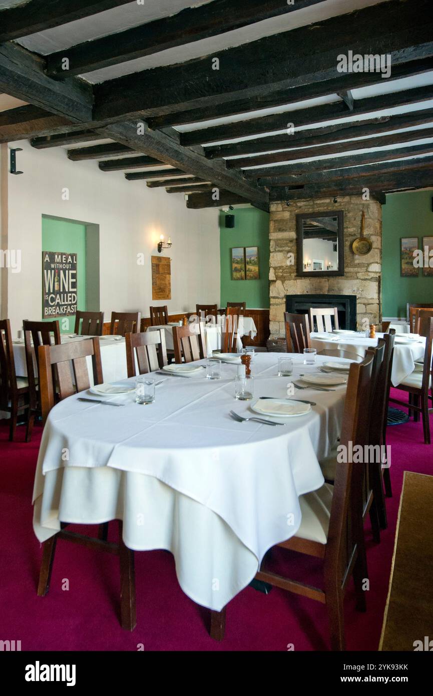 Lechlade pub hi-res stock photography and images - Alamy