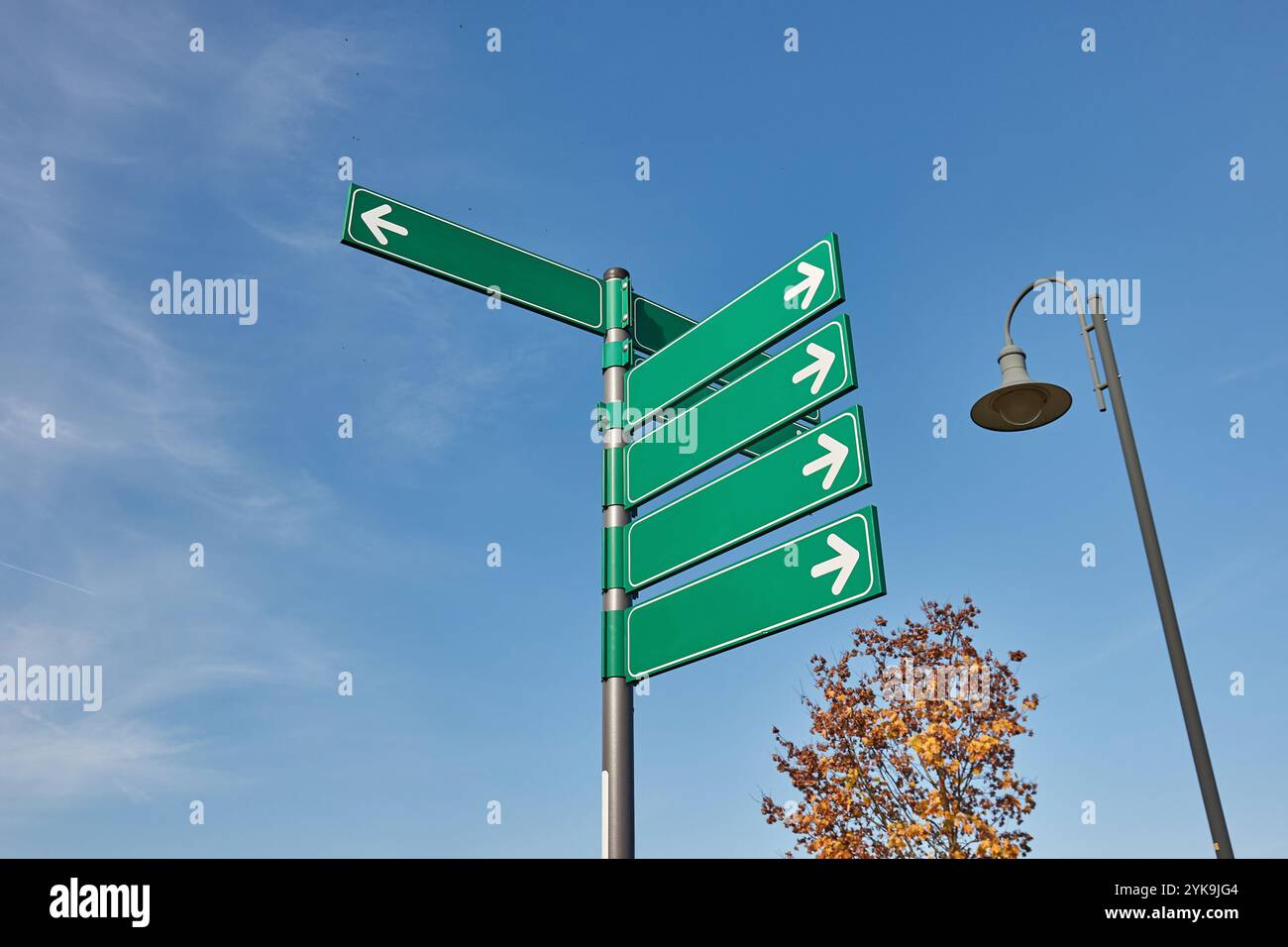 Direction signs blank boards guidepost Stock Photo - Alamy