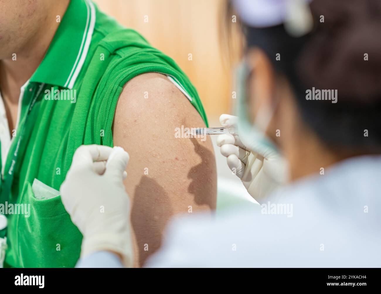 Person getting injection in arm hi-res stock photography and images - Alamy