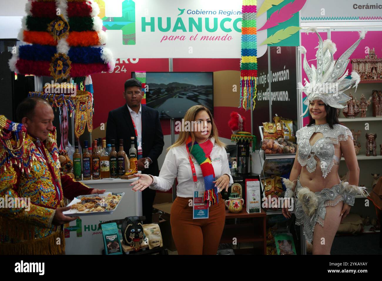 Exhibitors participating in handicraft and traditional art exhibitions ...