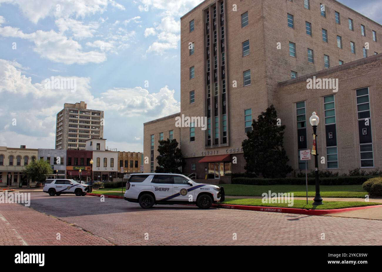 Tyler county courthouse town square hi-res stock photography and images ...