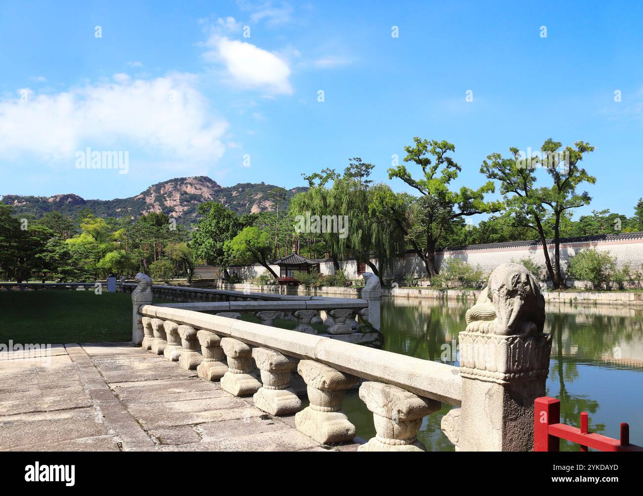 Pond near to Gyeonghoeru Pavilion, Gyeongbokgung palace complex, Seoul ...