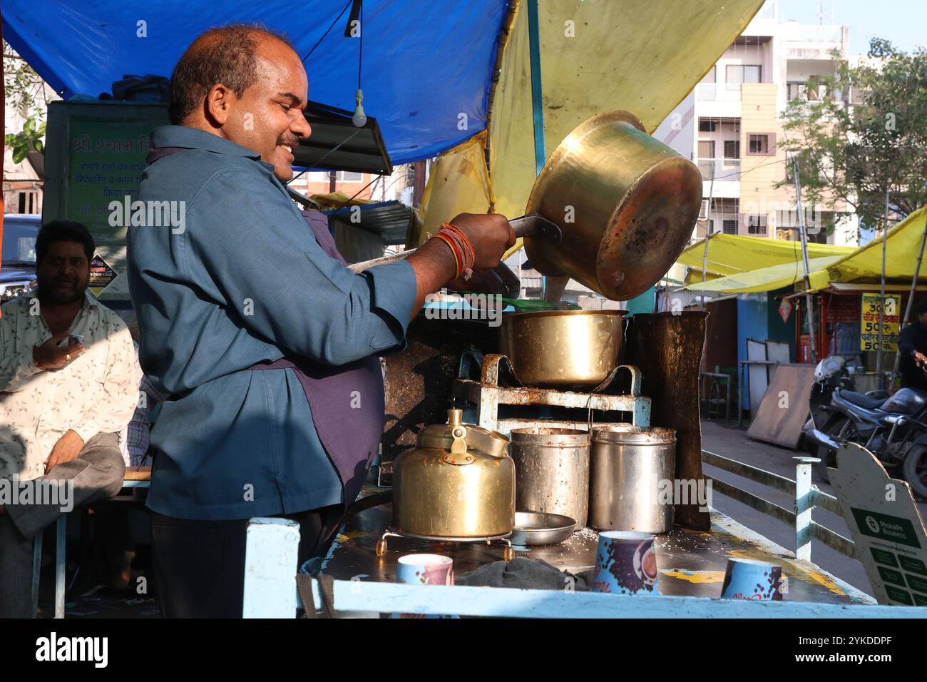 Chai vendor making tea in Dhar, Madhya Pradesh, India Stock Photo - Alamy