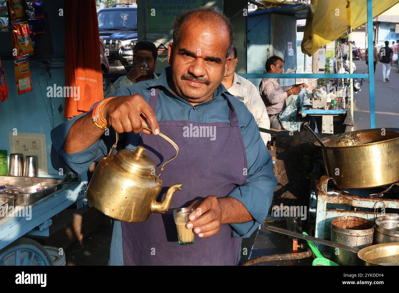 Chai vendor serving tea in Dhar, Madhya Pradesh, India Stock Photo - Alamy