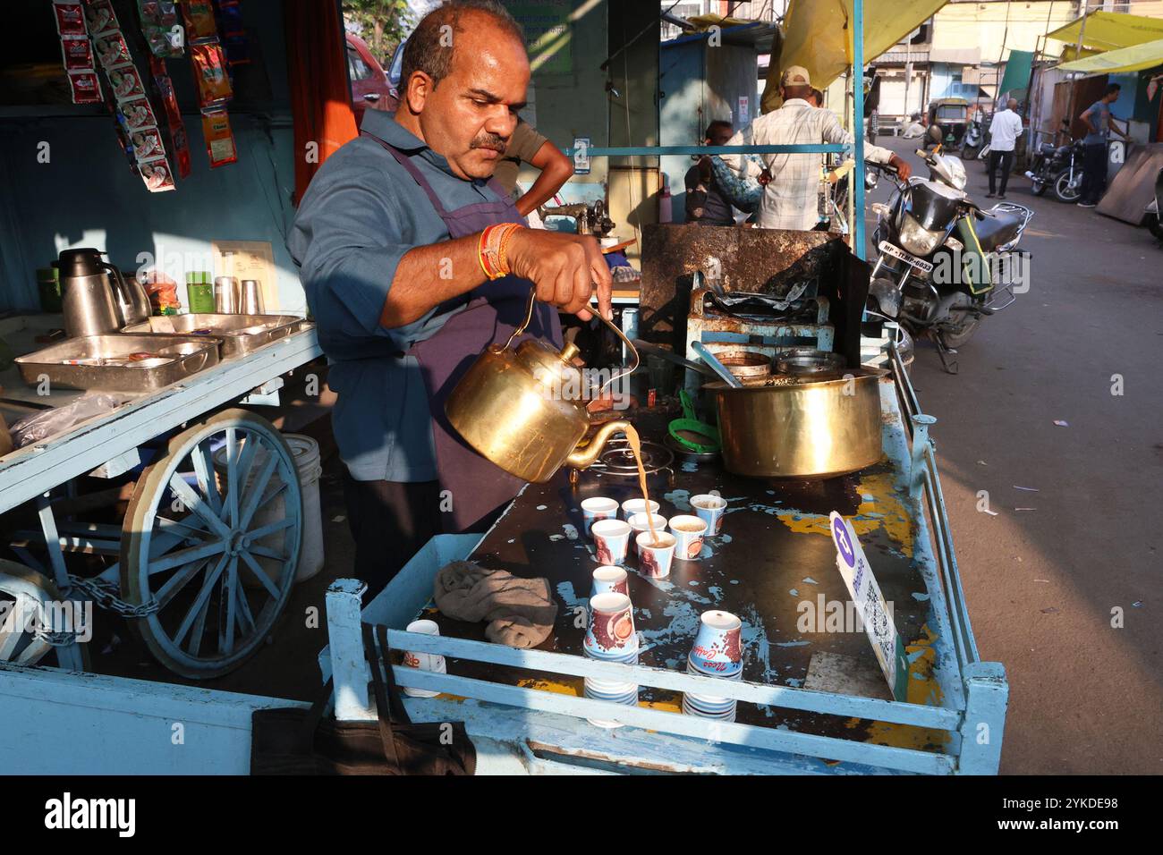 Chai vendor serving tea in Dhar, Madhya Pradesh, India Stock Photo - Alamy