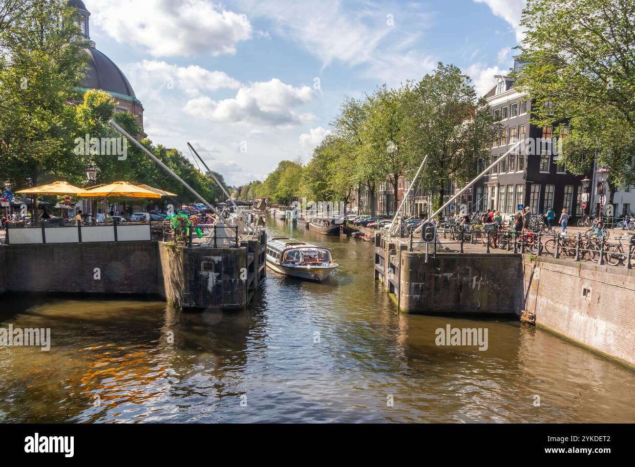 Tourist boat approaching lock gates on the Singel, Amsterdam ...