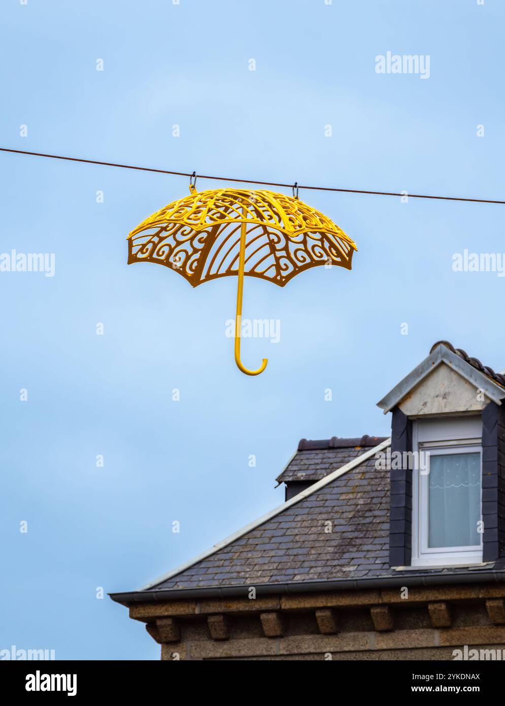 Vibrant yellow circle features hi-res stock photography and images - Alamy
