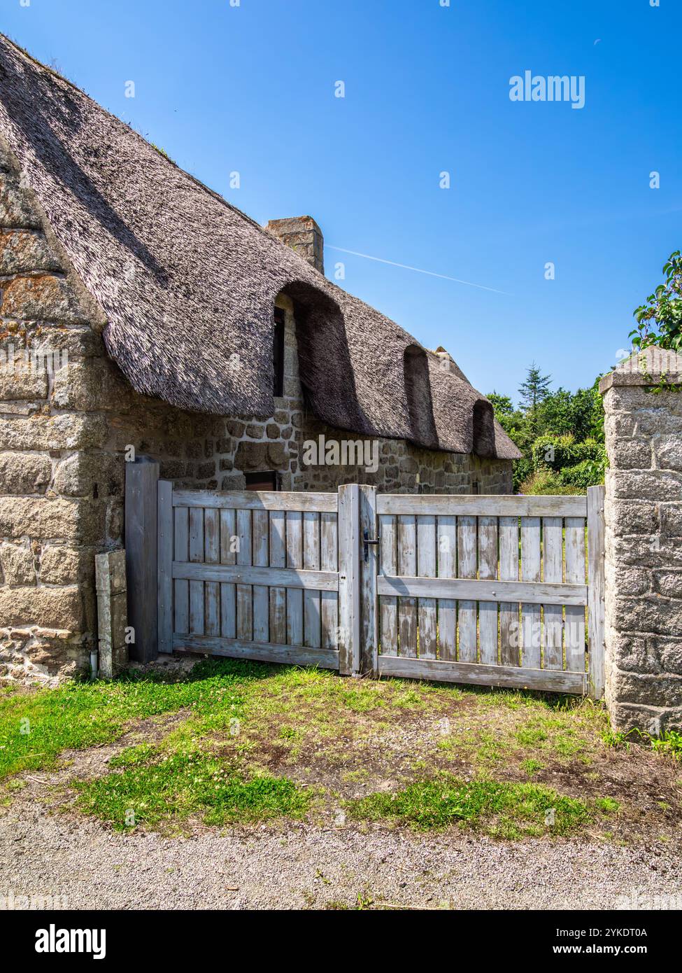 Charming cottage rustic roof set hi-res stock photography and images ...