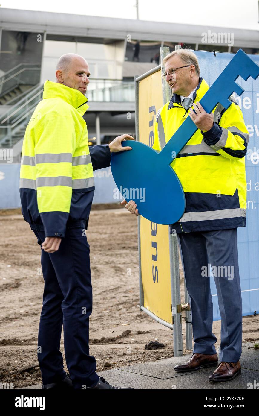 EINDHOVEN - CEO Roel Hellemons (Eindhoven Airport) and CEO Ton Hillen ...