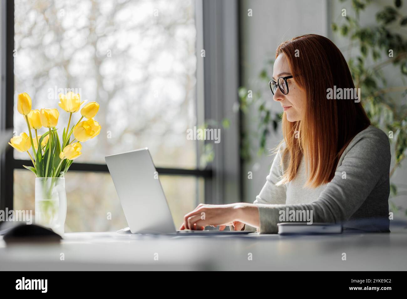Woman seated window light hi-res stock photography and images - Alamy