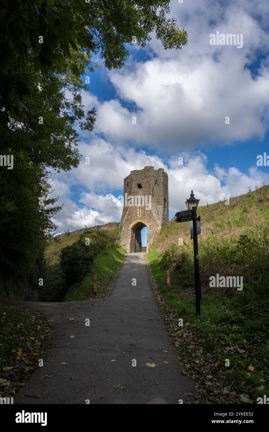 Path leading medieval gate castle hi-res stock photography and images ...