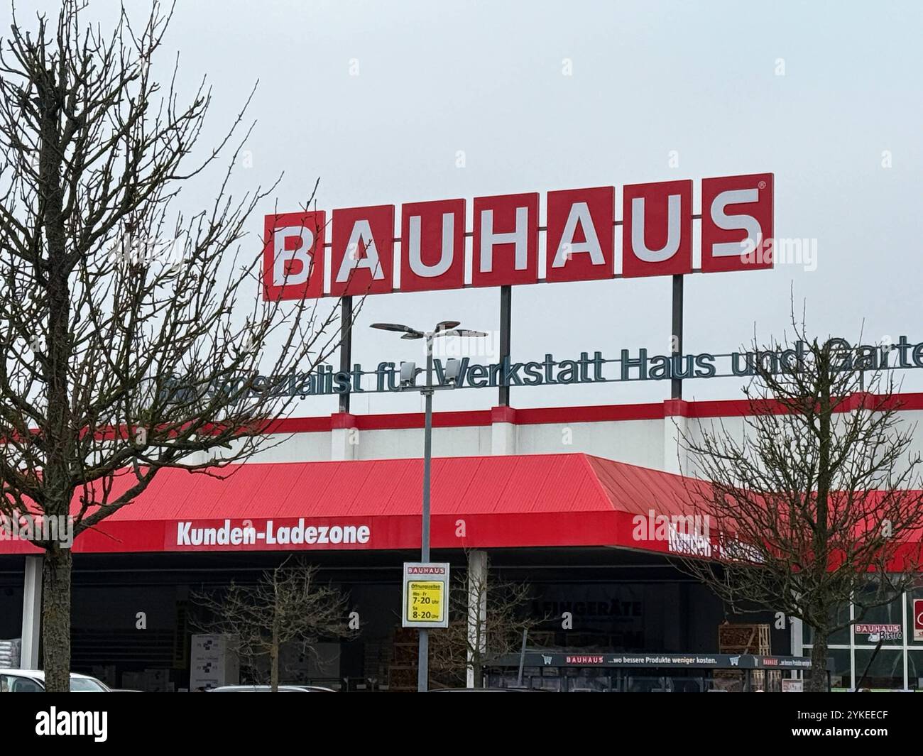 Baumarkt Logo BAUHAUS Eingang *** DIY store logo BAUHAUS entrance Copyright: xmix1pressx Stock ...