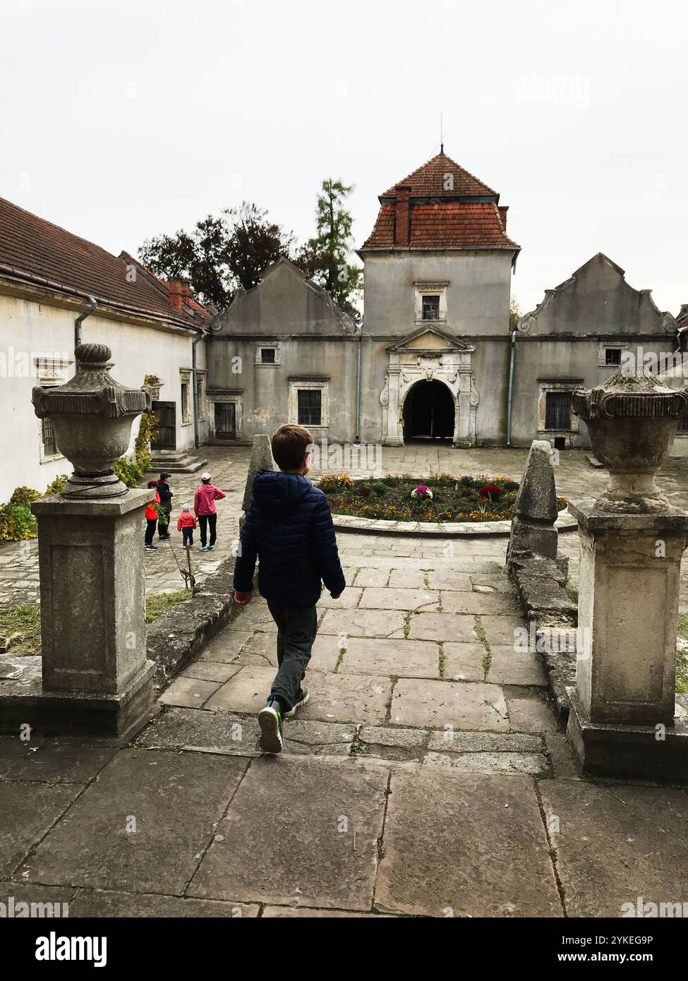 Stonework urn hi-res stock photography and images - Alamy