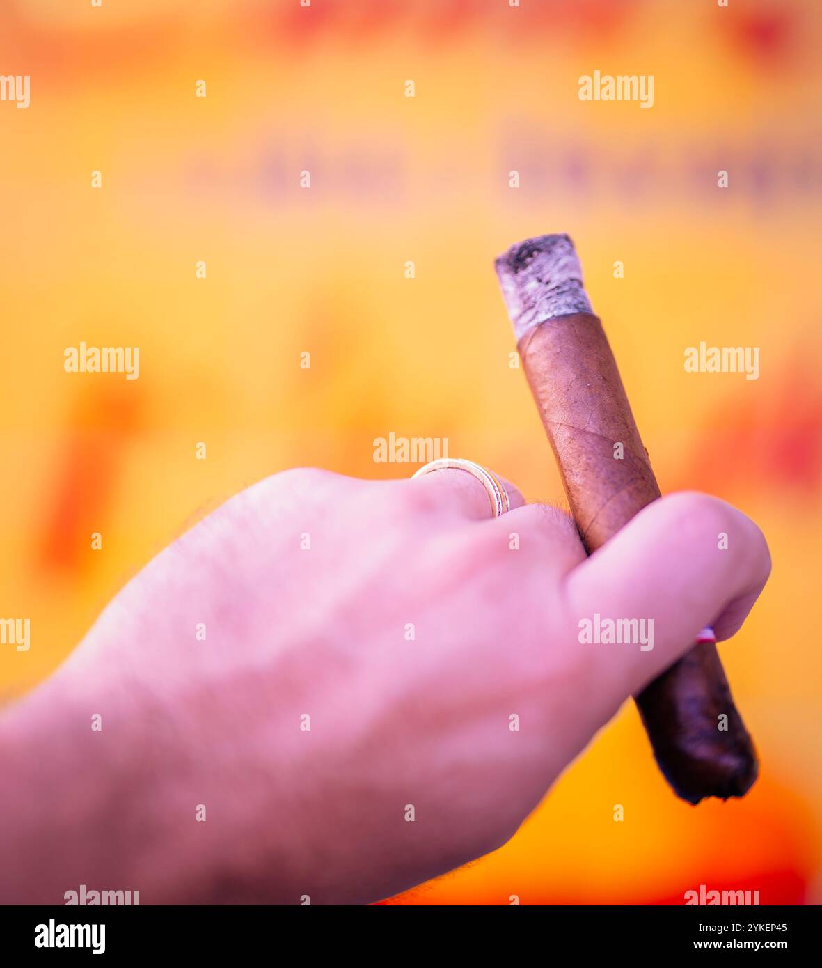 Cigar hand hi-res stock photography and images - Alamy