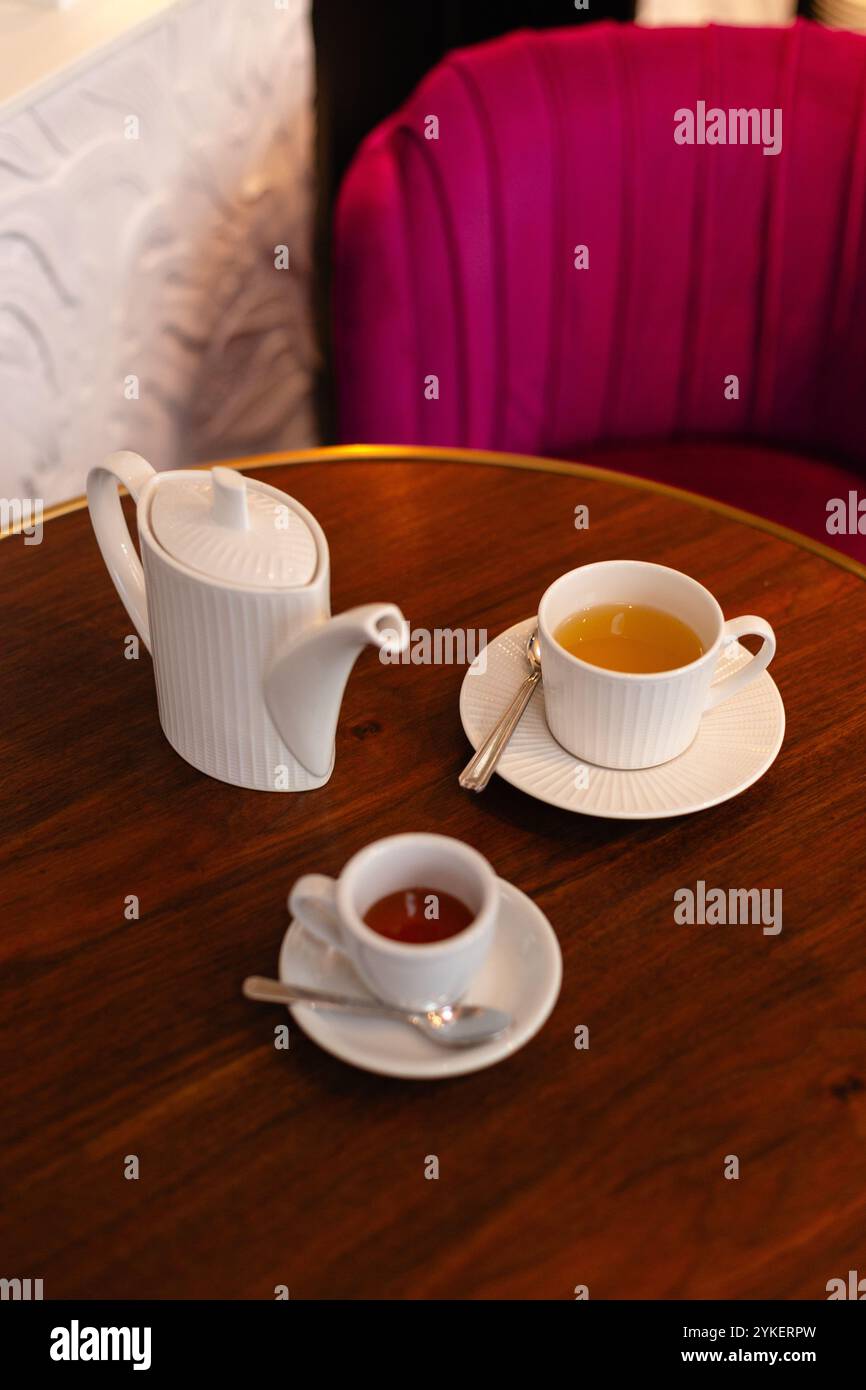 White rounded teapot hi-res stock photography and images - Alamy