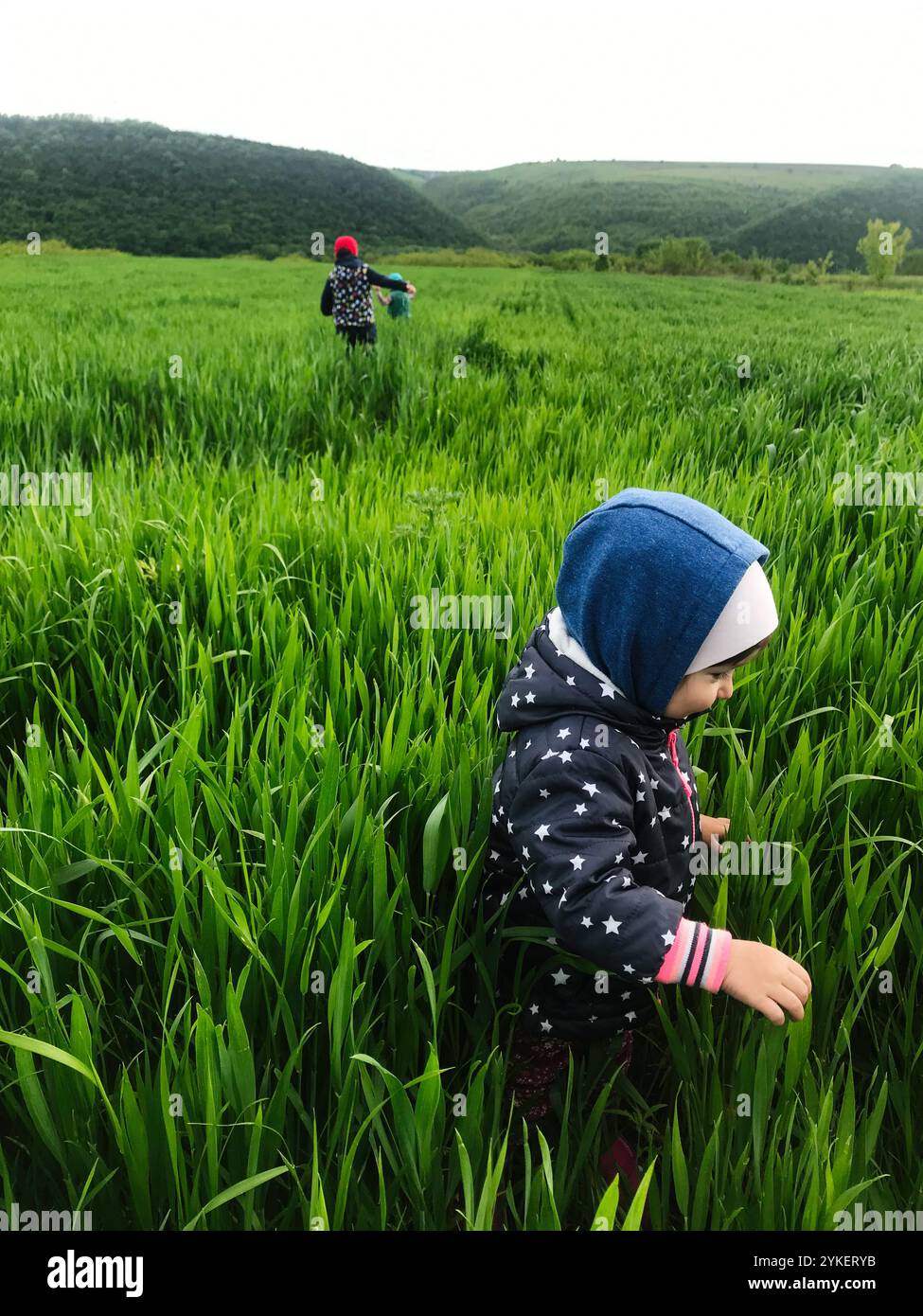 Girl walking through lush green hi-res stock photography and images - Alamy