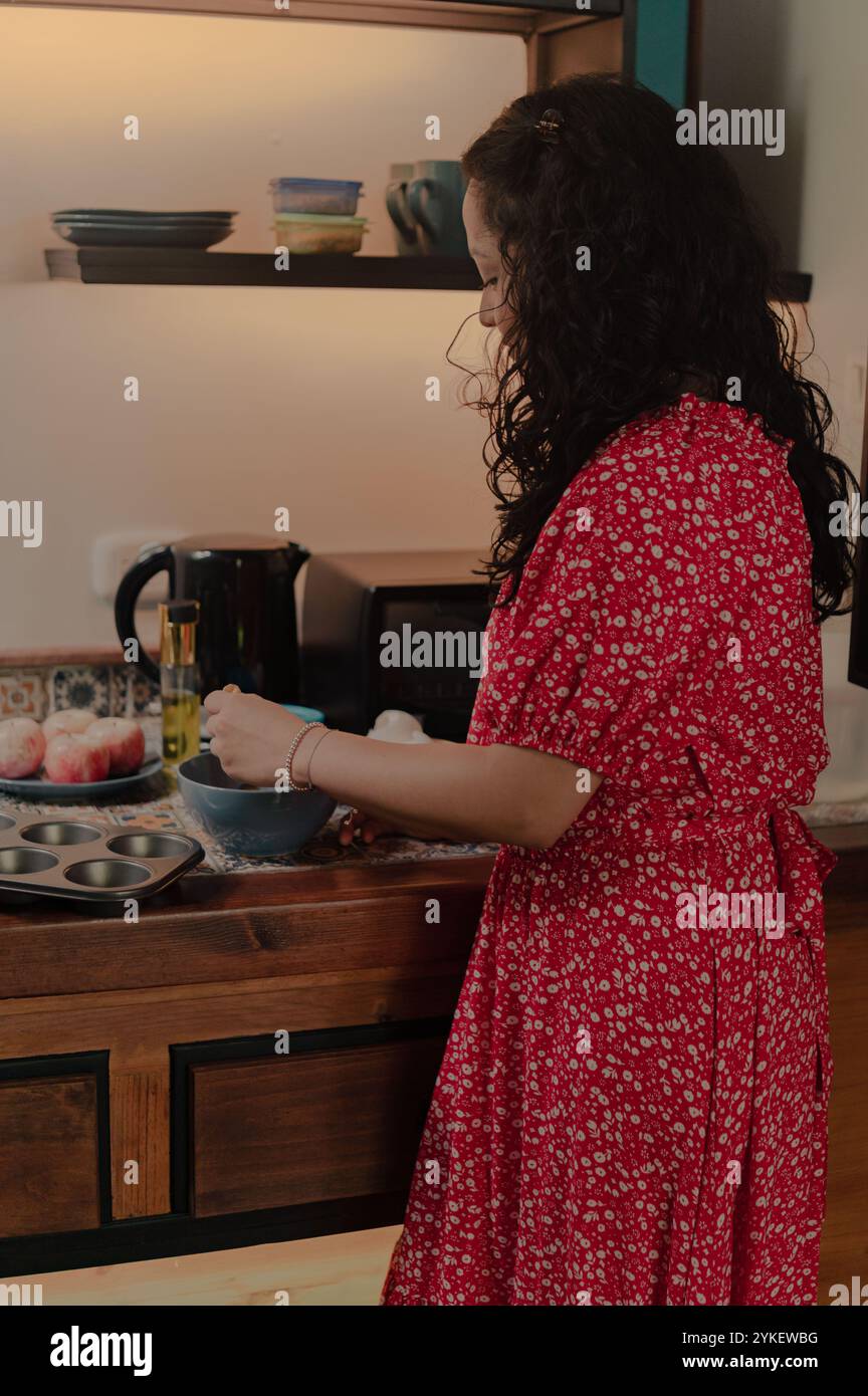 Vintage cooking woman hi-res stock photography and images - Alamy