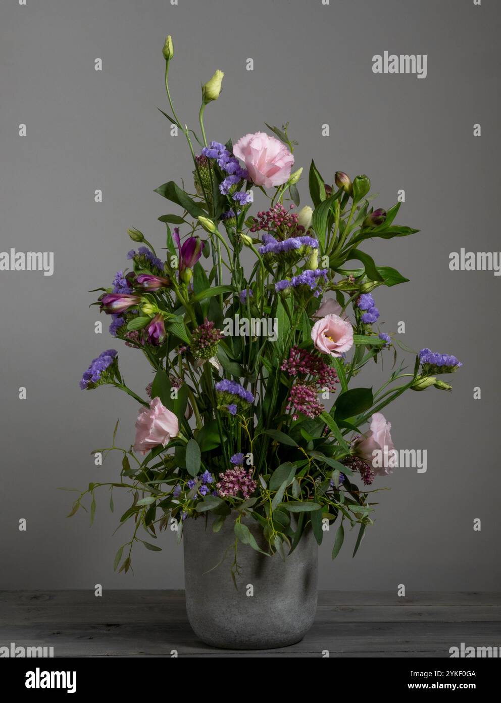 Colour on a grey palette hi-res stock photography and images - Alamy