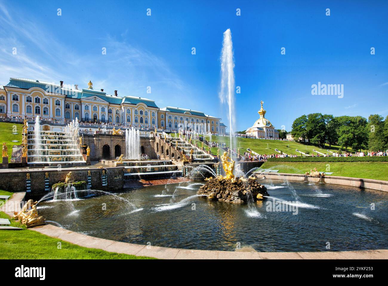 Golden dome palace peterhof hi-res stock photography and images - Alamy