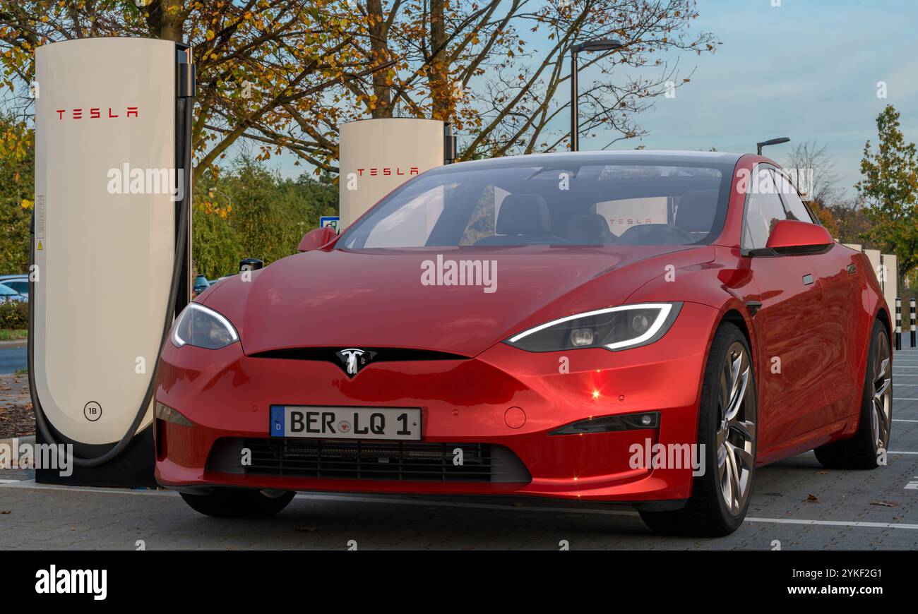 Tesla Model S Plaid Fast-Charging Stock Photo - Alamy