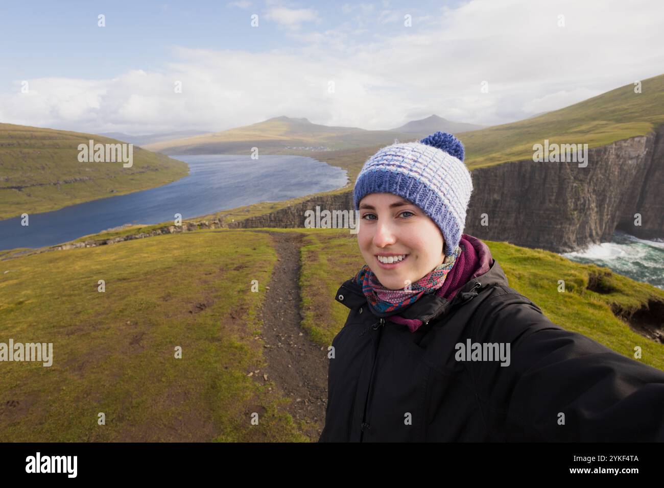 Woman selfie in Leitisvatn, the floating lake above the ocean ...