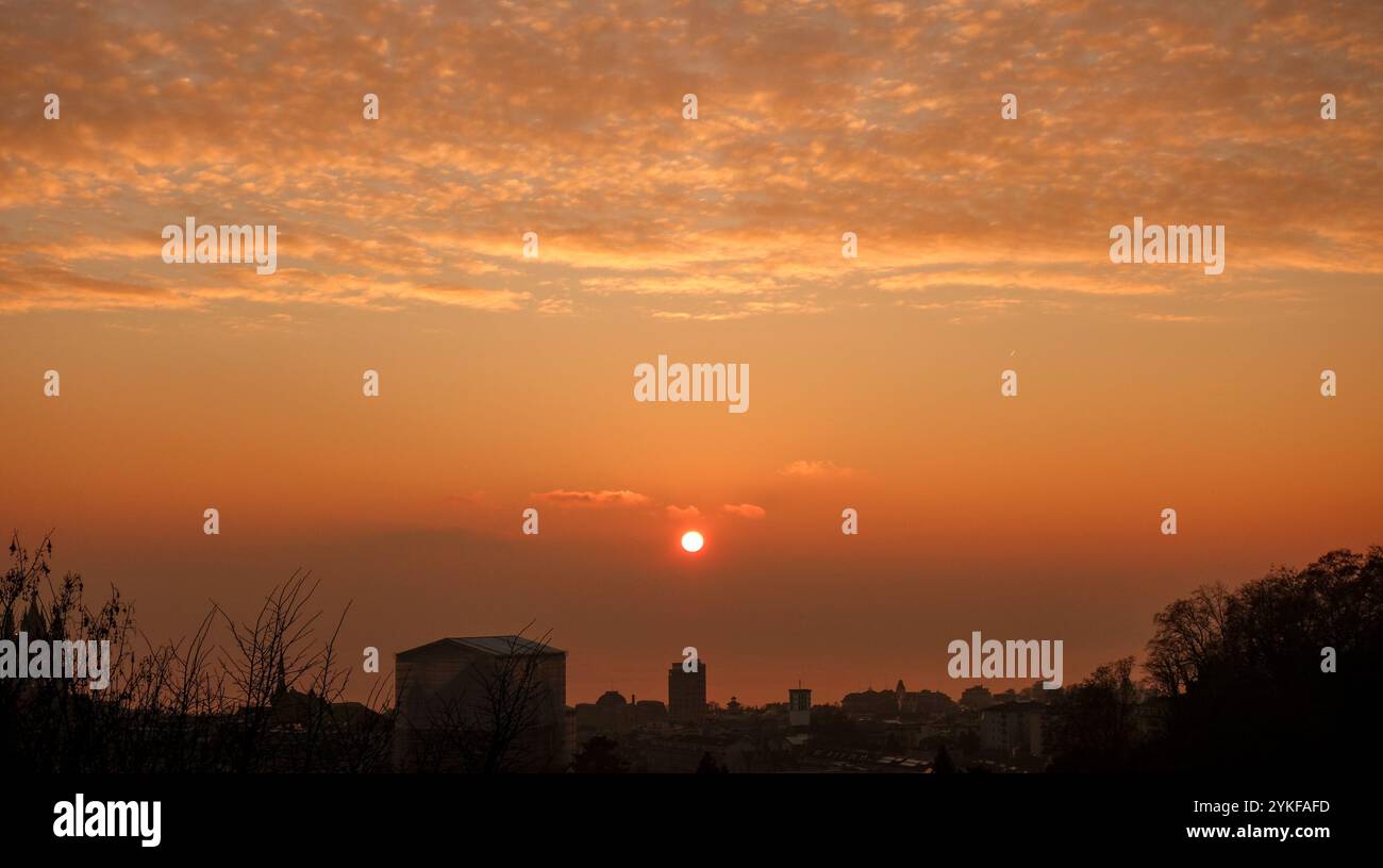 Sunset behind city skyline silhouettes hi-res stock photography and ...