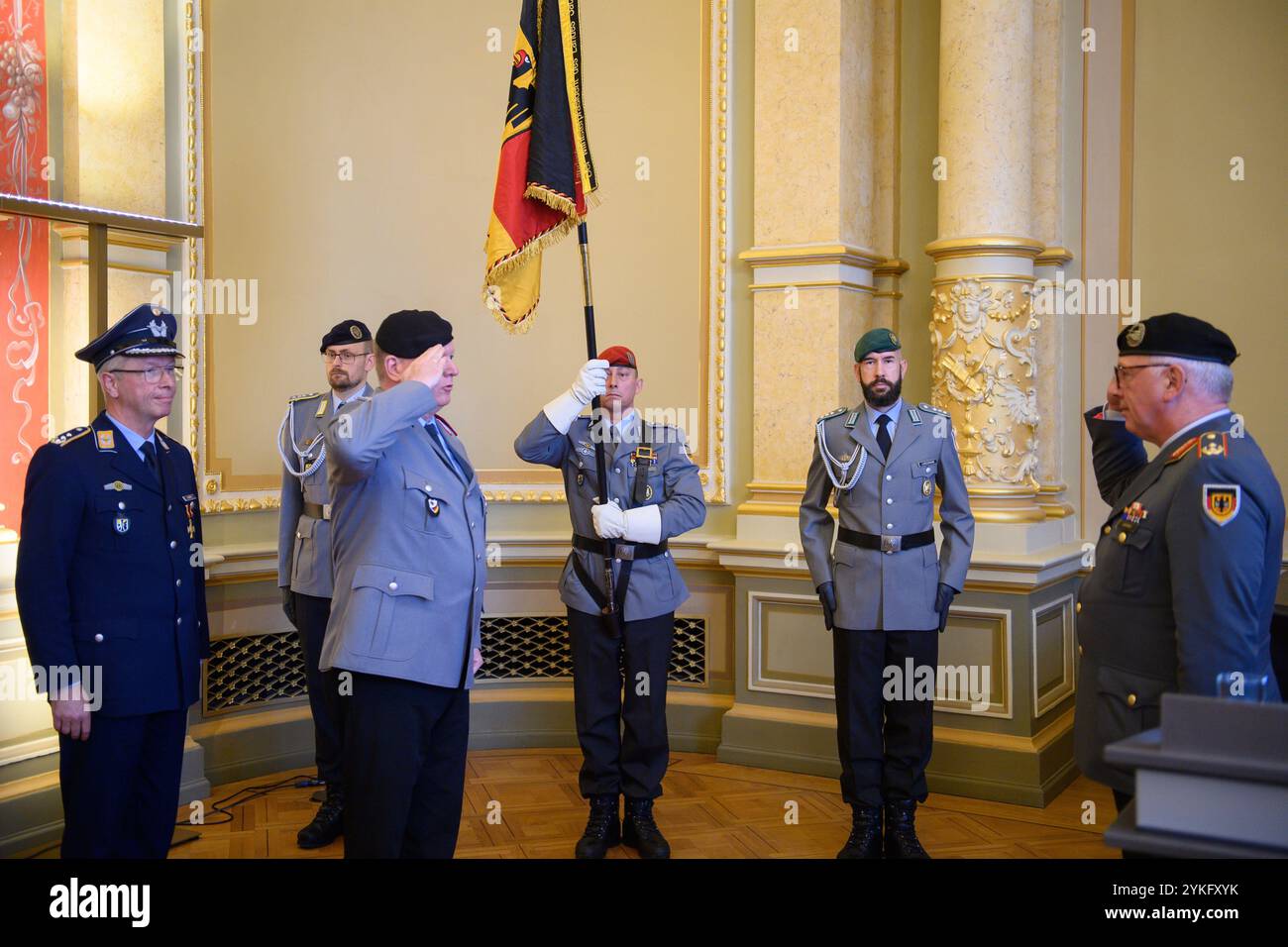 Magdeburg, Germany. 18th Nov, 2024. Colonel Thorsten Alme (3rd from ...