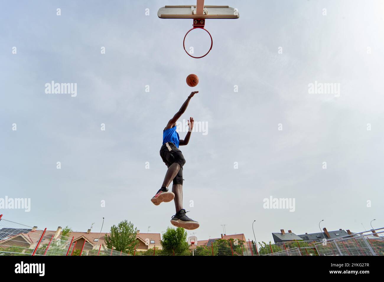 Man dunking basketball african american hi-res stock photography and ...