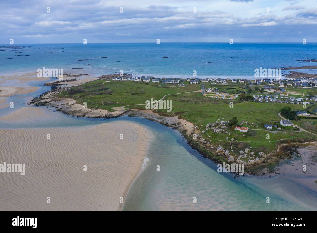 LuftBild Bucht Baie du Kernic am Ärmelkanal bei Ebbe, Sandbänke, Plouescat, Leon, Departement ...