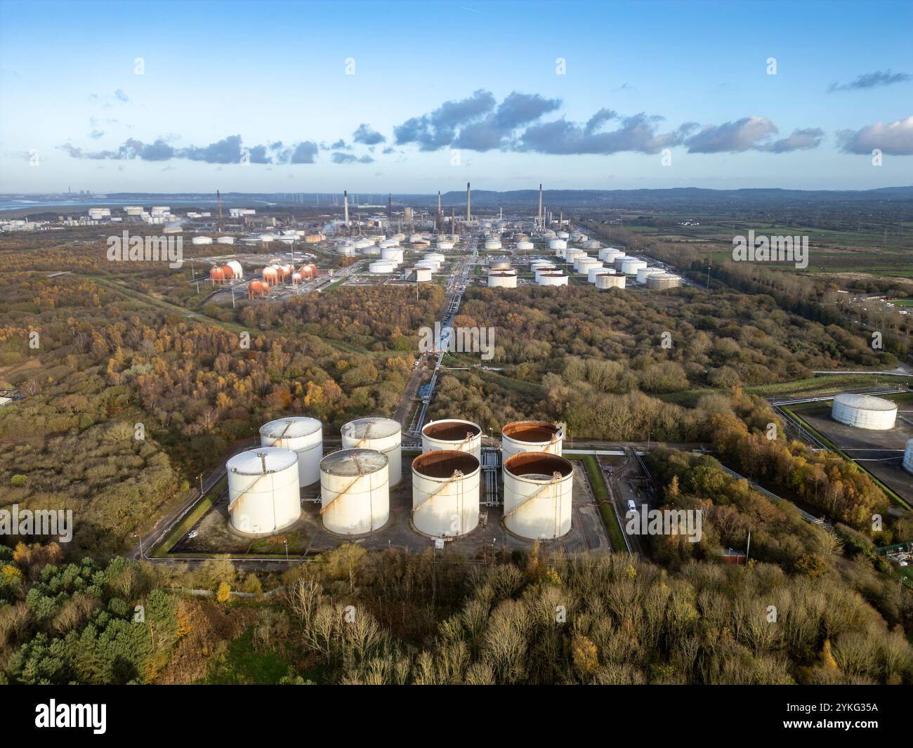 Refinery storage tanks hi-res stock photography and images - Alamy