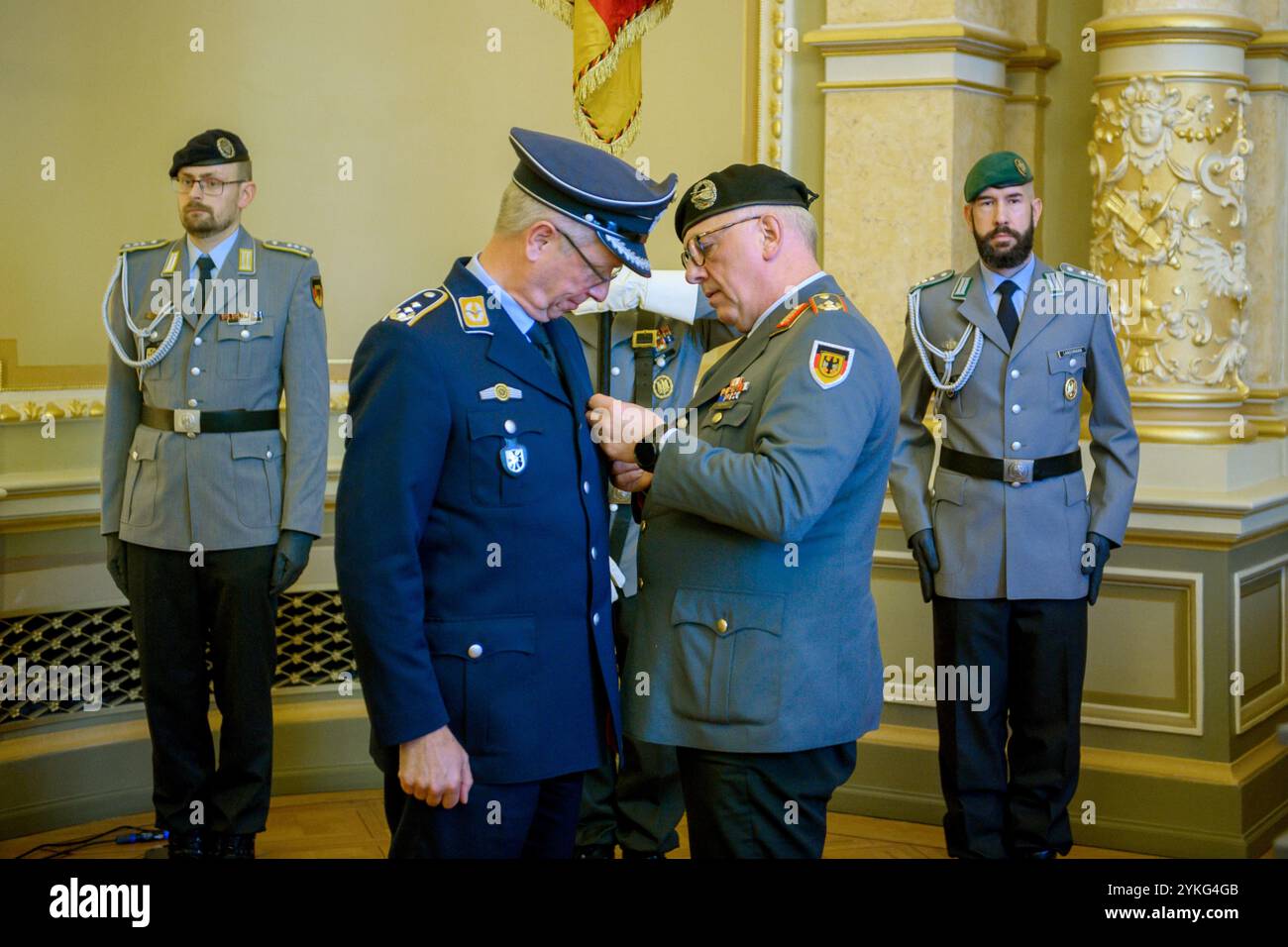 Magdeburg, Germany. 18th Nov, 2024. Major General Andreas Henne (r ...
