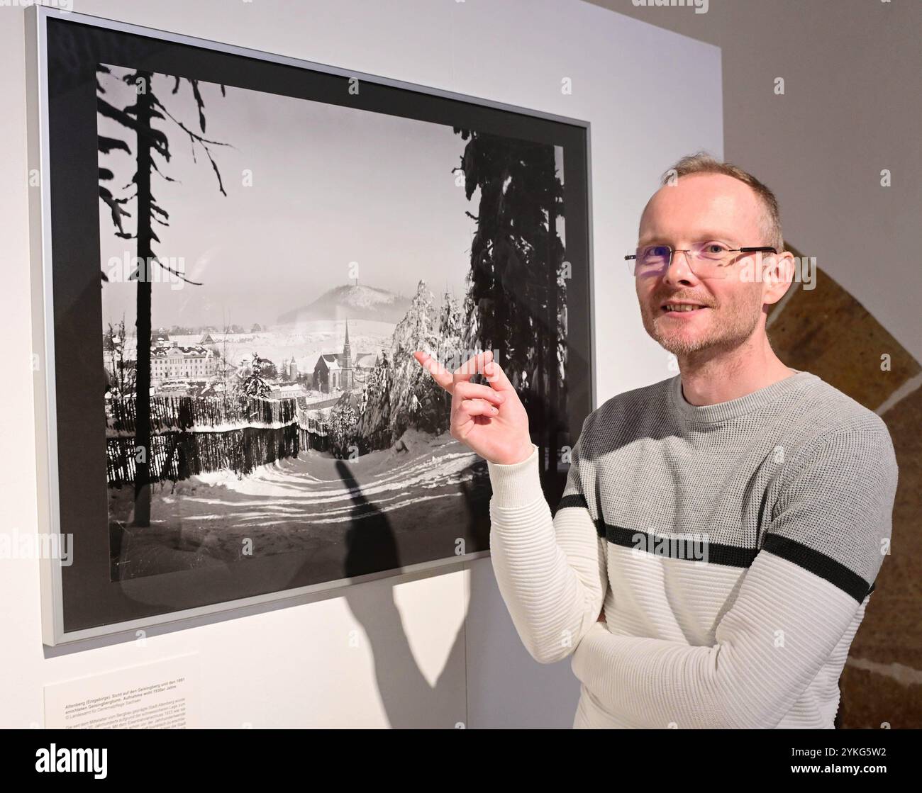 Der Fotograf Paul Wolff Museumschef Dr. Stefan Thiele vor einem Foto ...