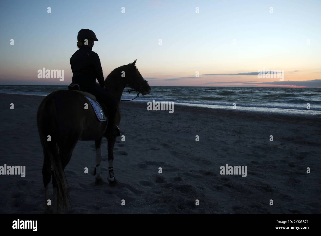Frau mit wellen am strand hi-res stock photography and images - Alamy