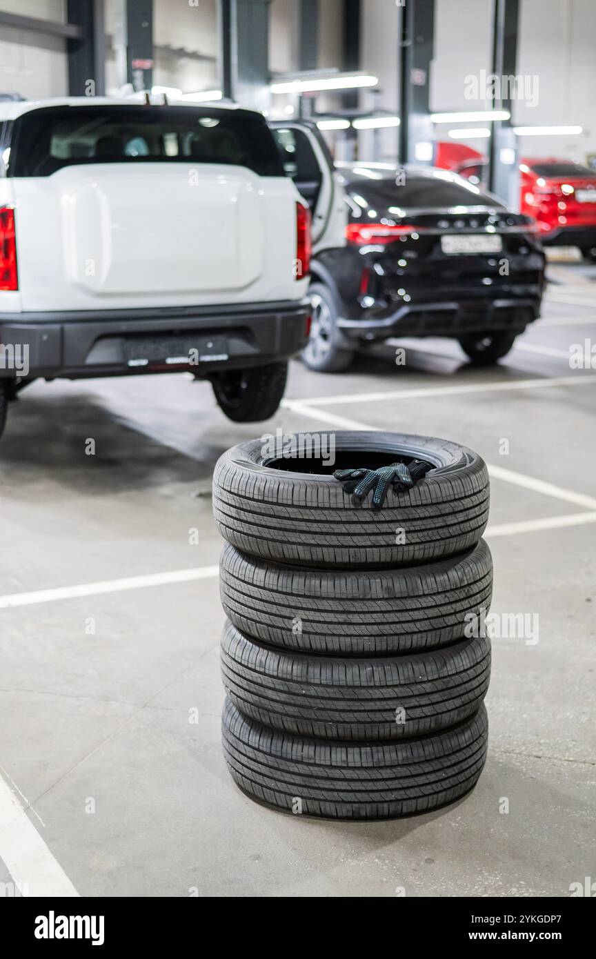 Changing tires car according hi-res stock photography and images - Alamy