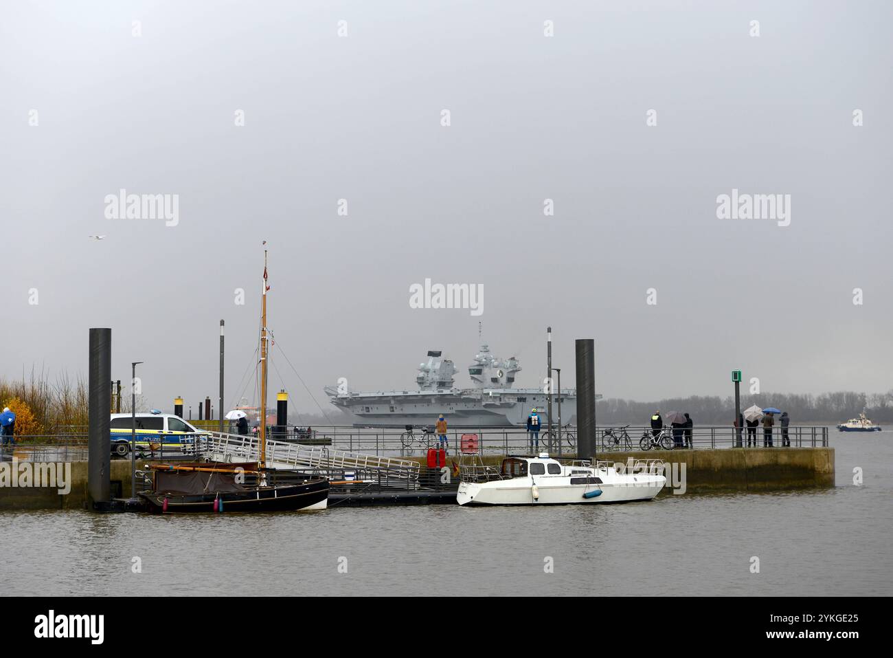 Deutschland, Schleswig-Holstein, Wedel, 18.11.2024: Der Flugzeugträger ...