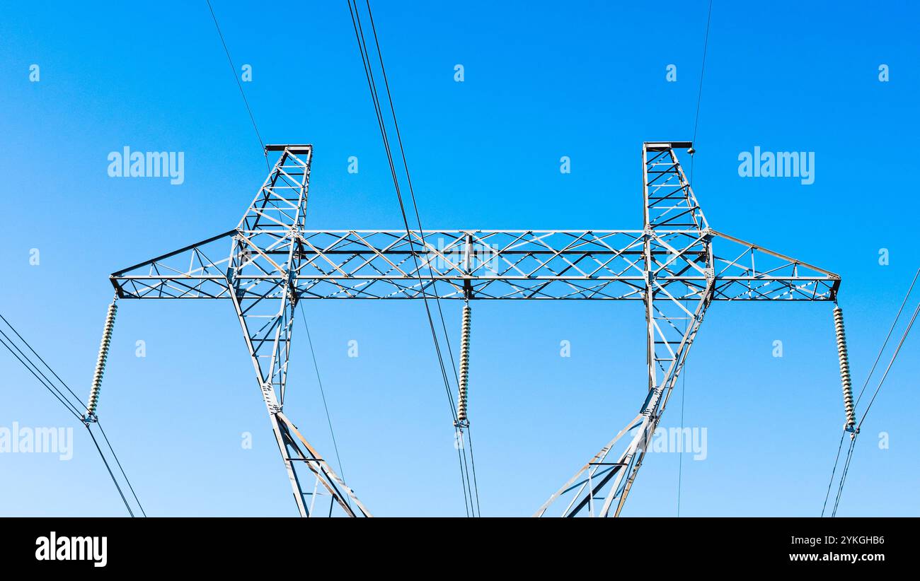 Electricity transmission lines stretch hi-res stock photography and ...