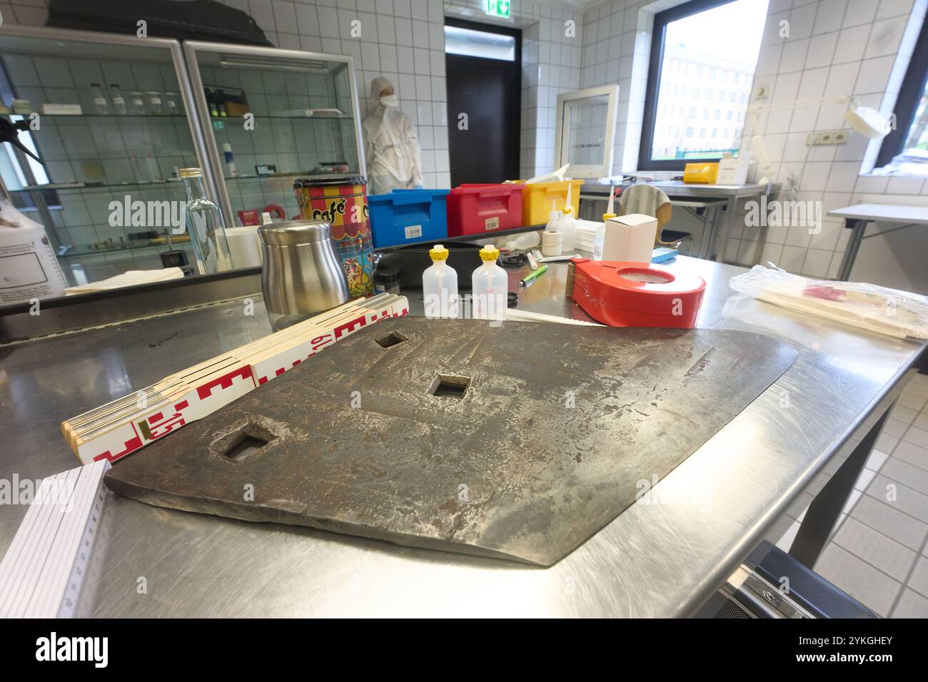 Simmern, Germany. 18th Nov, 2024. The guillotine blade with which the ...