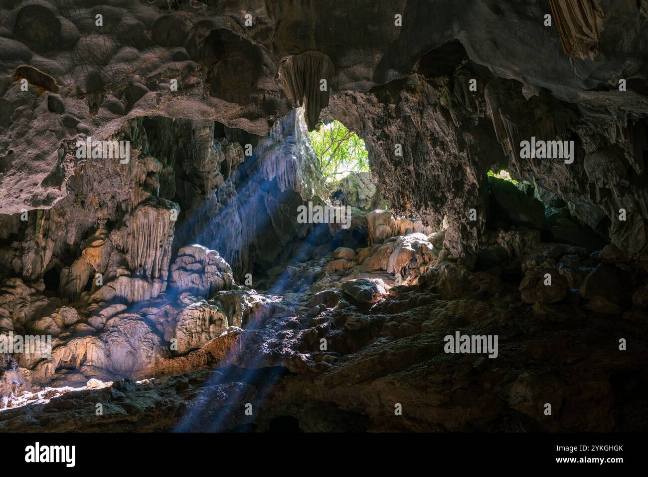 Ha long bay rocks hi-res stock photography and images - Alamy