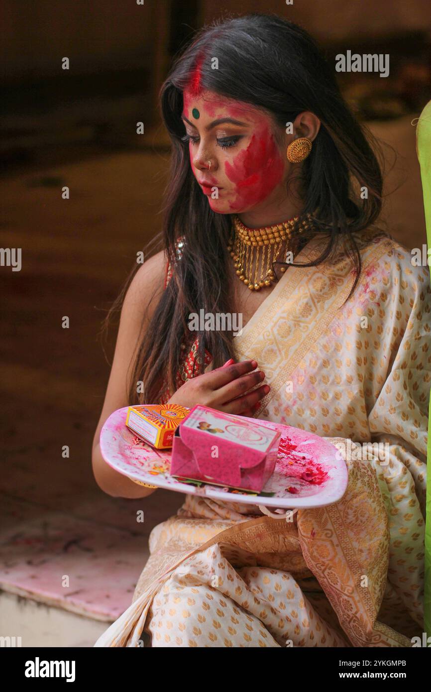 During Sindur Khela, Bengali women dressed in a beautiful traditional ...