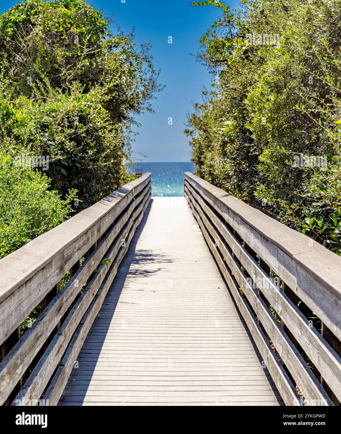 Long narrow boardwalk to the beach in Santa Rosa, FL Stock Photo - Alamy
