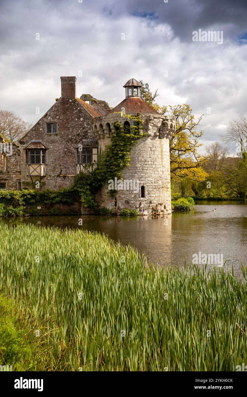UK, Kent, Weald of Kent, Scotney Castle, old castle ruins and moat ...