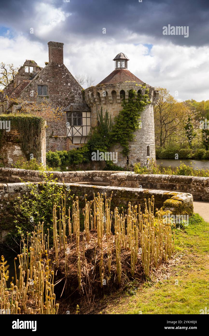 Ruined castle river thomas hi-res stock photography and images - Alamy