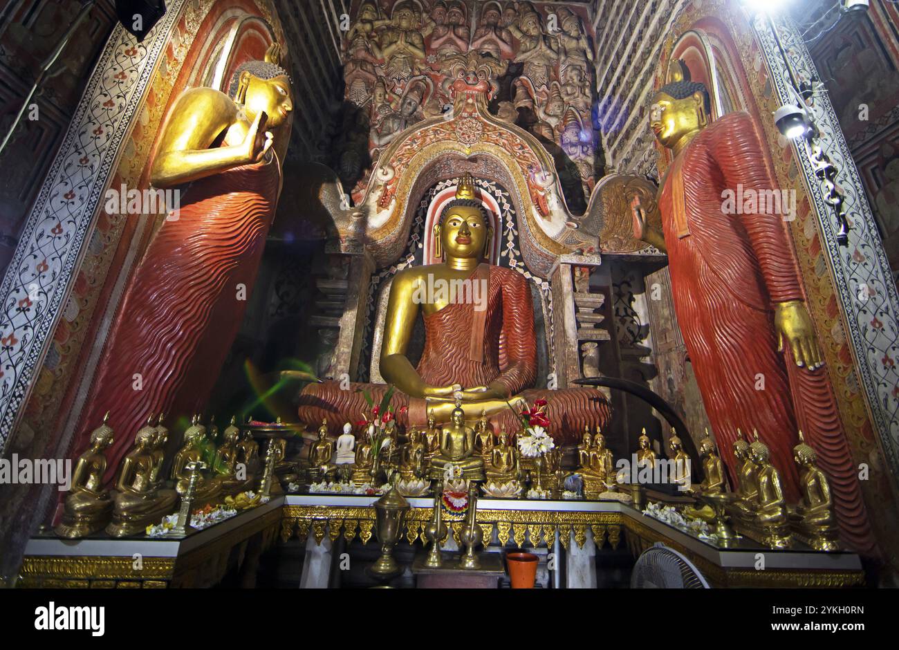 Buddha statues in the Sri Lankathilaka, Buddhist temple, Udunuwara ...