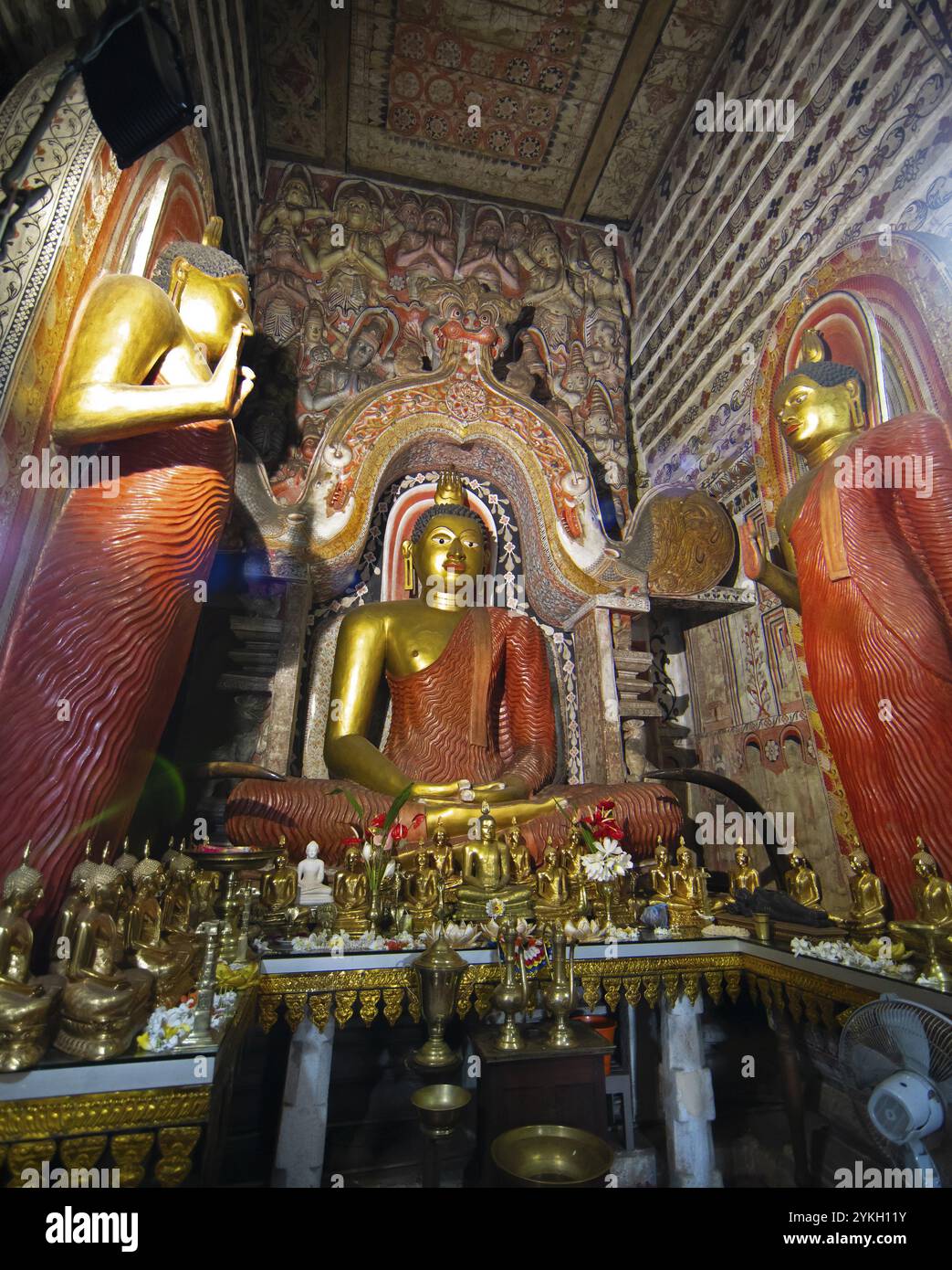 Buddha statues in the Sri Lankathilaka, Buddhist temple, Udunuwara ...