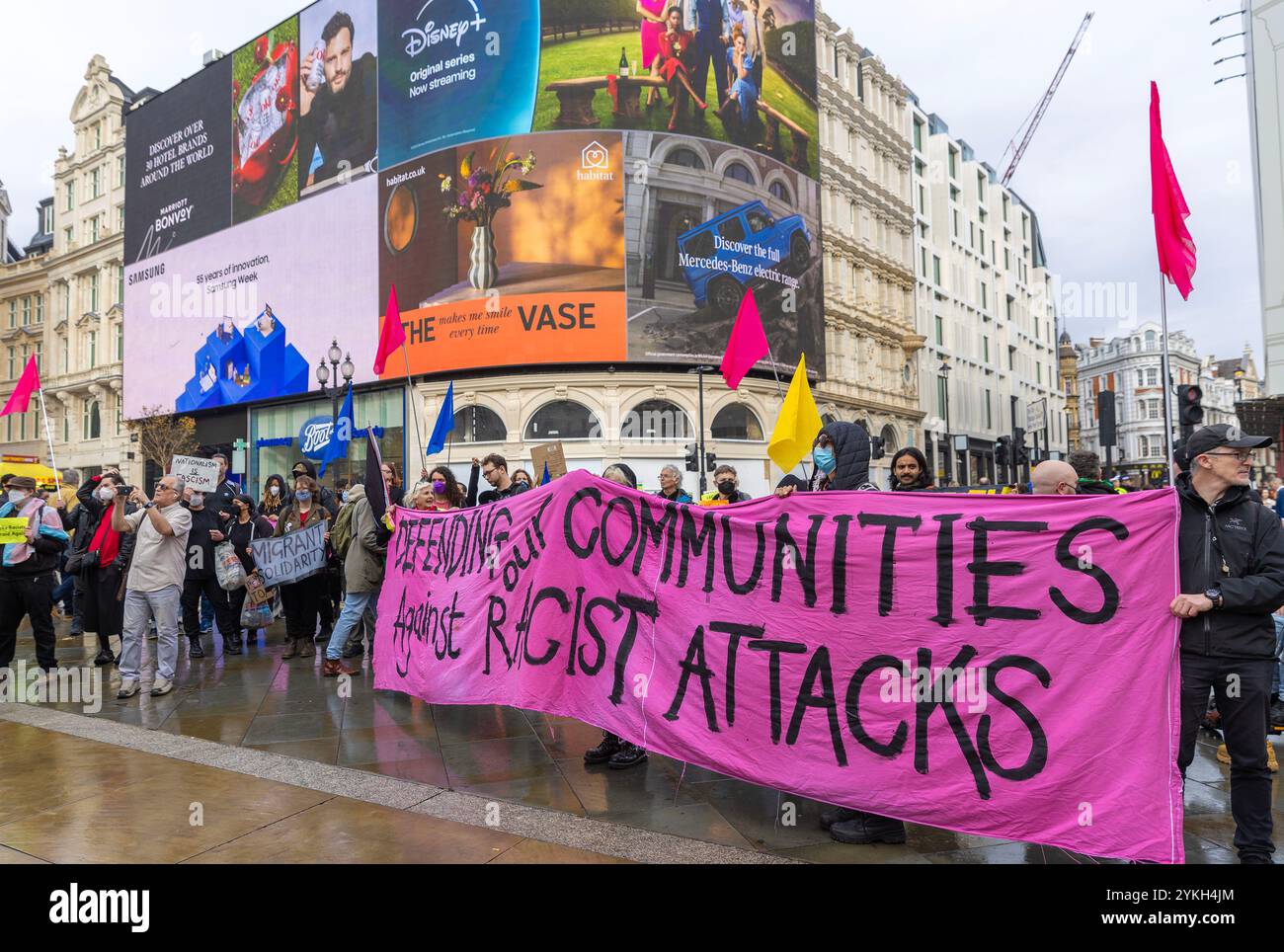 Counter protesters stand banner hi-res stock photography and images - Alamy
