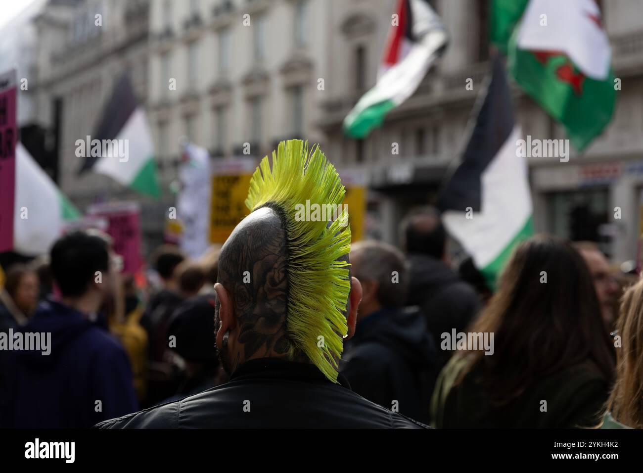 Anti-racism counter-protesters rally for their Stop Tommy Robinson ...