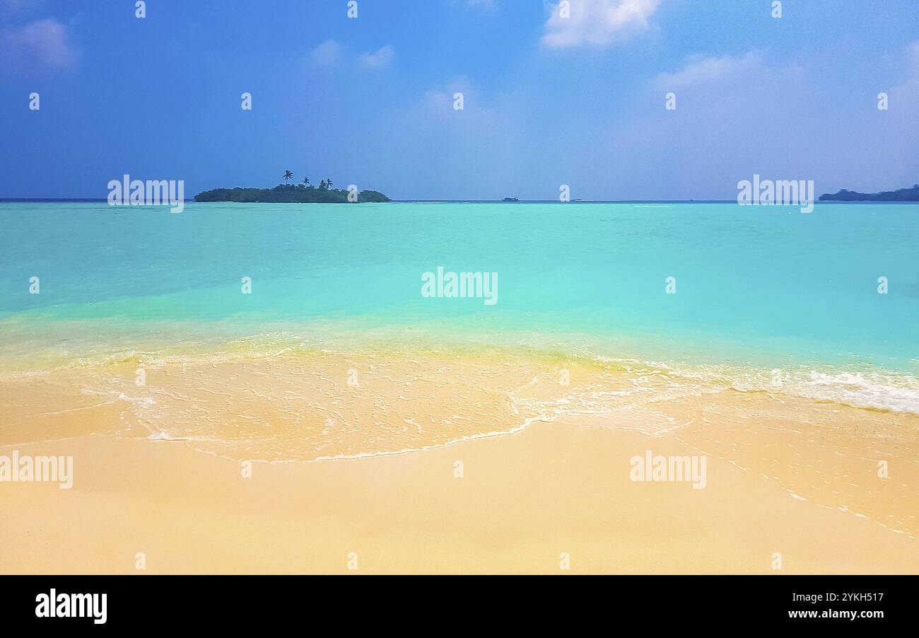 Natural tropical sandbank islands with color gradient in the water ...
