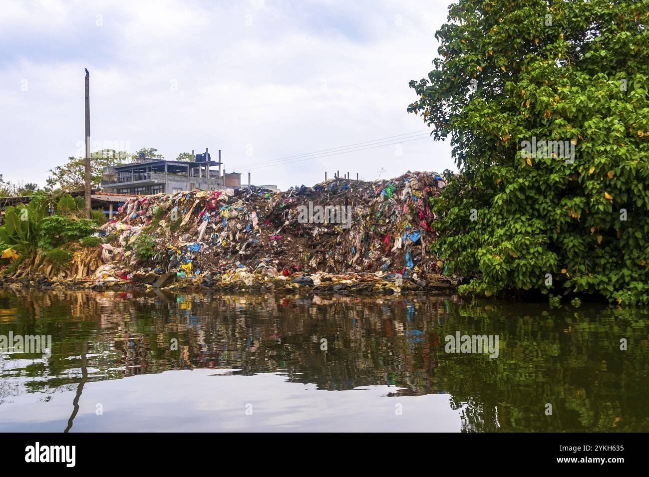 Terrible pile of garbage boat safari trip jetty house boats through ...